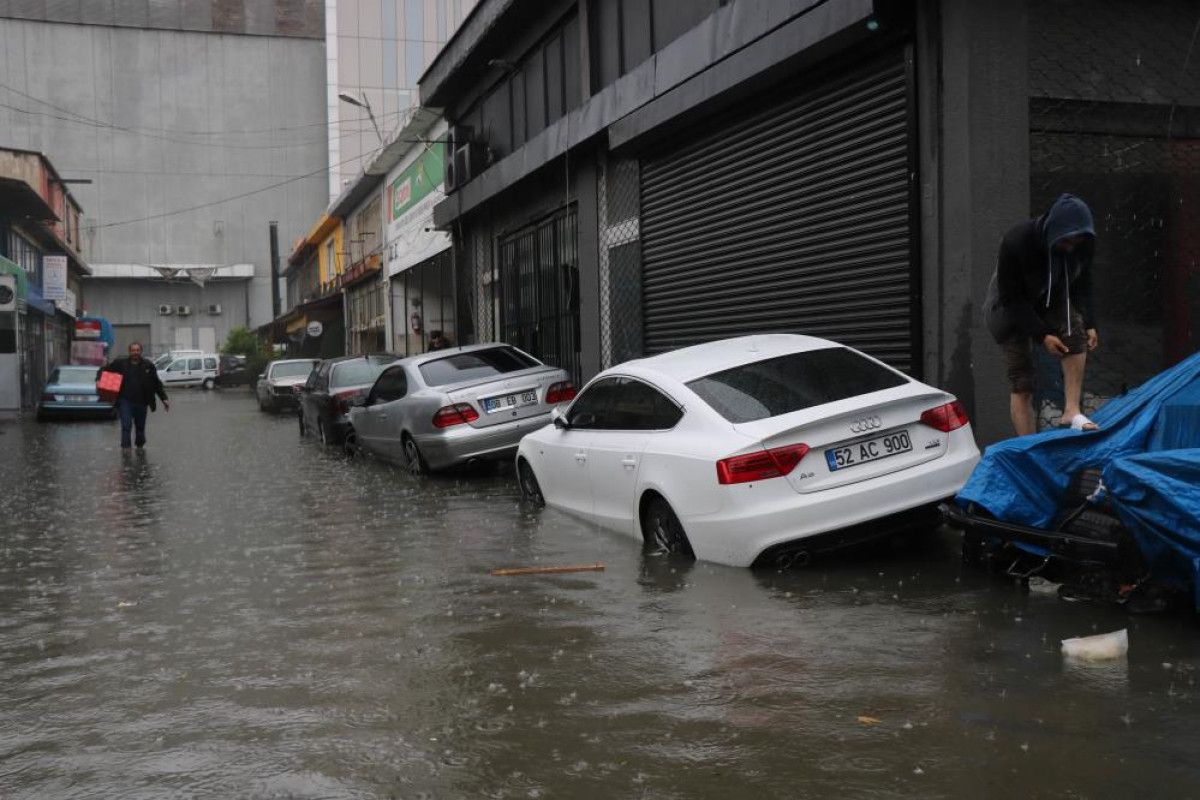 Samsun'da yağışlar nedeniyle eğitime ara verildi Samsun'da yağışlar nedeniyle eğitime ara verildi