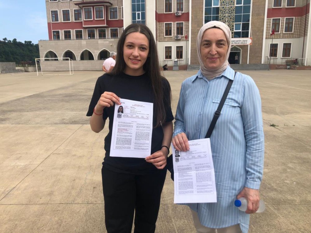 Rize'de anne-kız aynı okulda ter döktü Rize'de anne-kız aynı okulda ter döktü