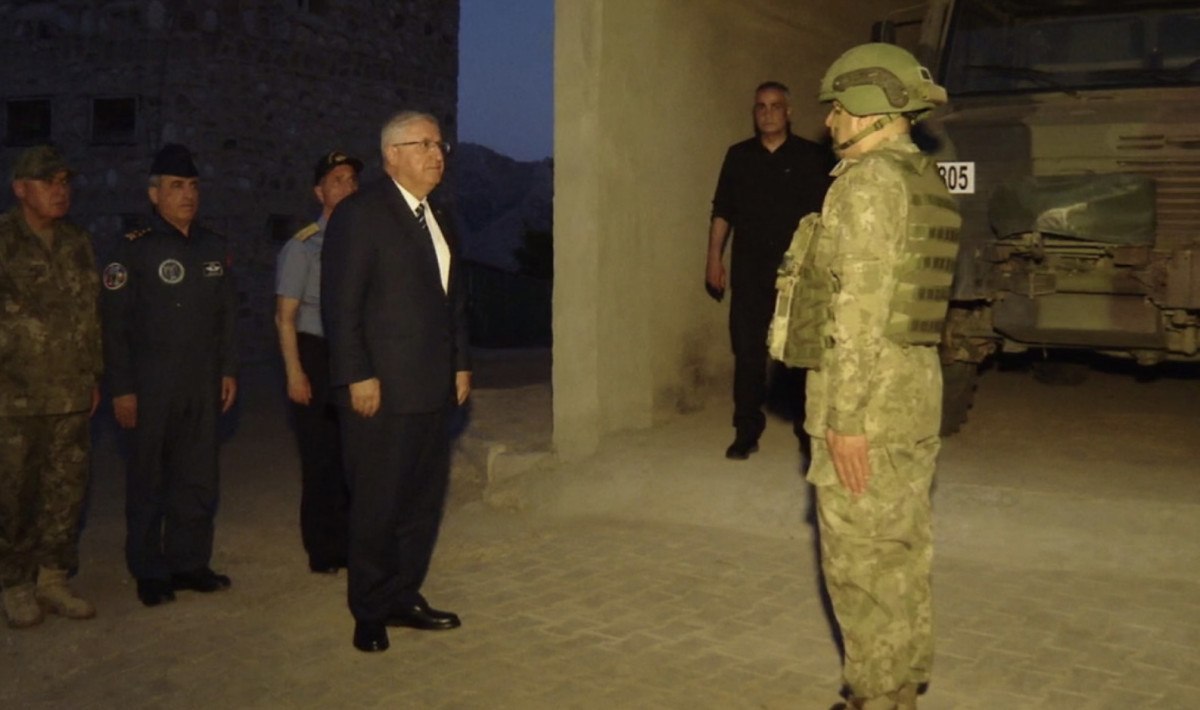 Yaşar Güler, bayram namazını sınırda Mehmetçik ile kıldı Yaşar Güler, bayram namazını sınırda Mehmetçik ile kıldı