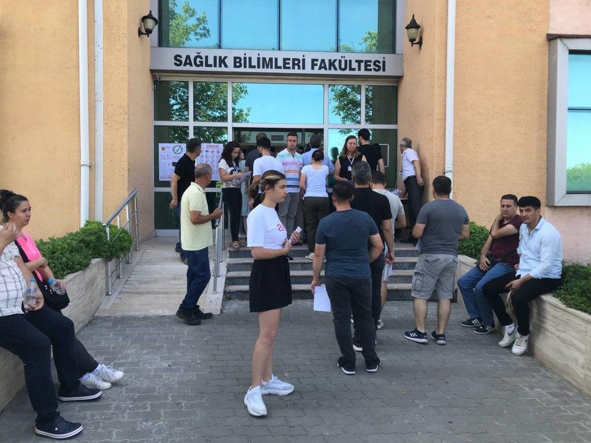 Bir sınav klasiği: DGS’ye geç kalanlar kapıdan döndü Bir sınav klasiği: DGS’ye geç kalanlar kapıdan döndü