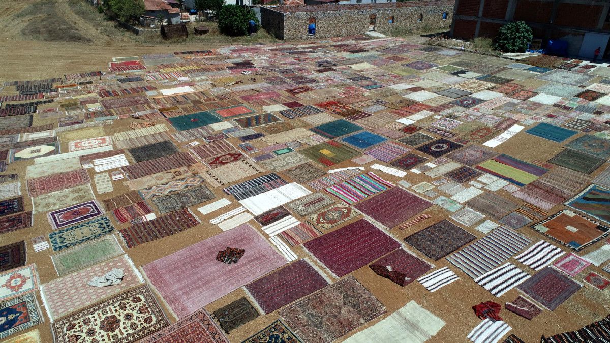 Antalya'da binlerce halının serildiği tarlalar renklendi