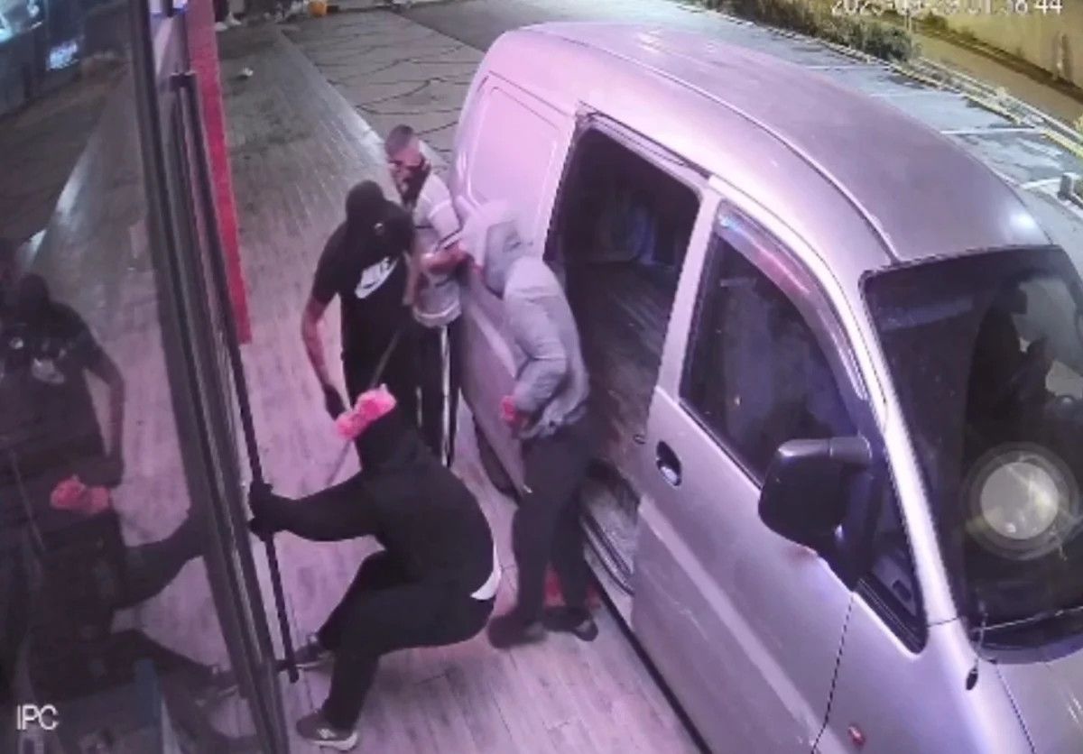 Başakşehir'de hırsızlar kapıyı levye ile açamayınca arabayla içeri daldılar