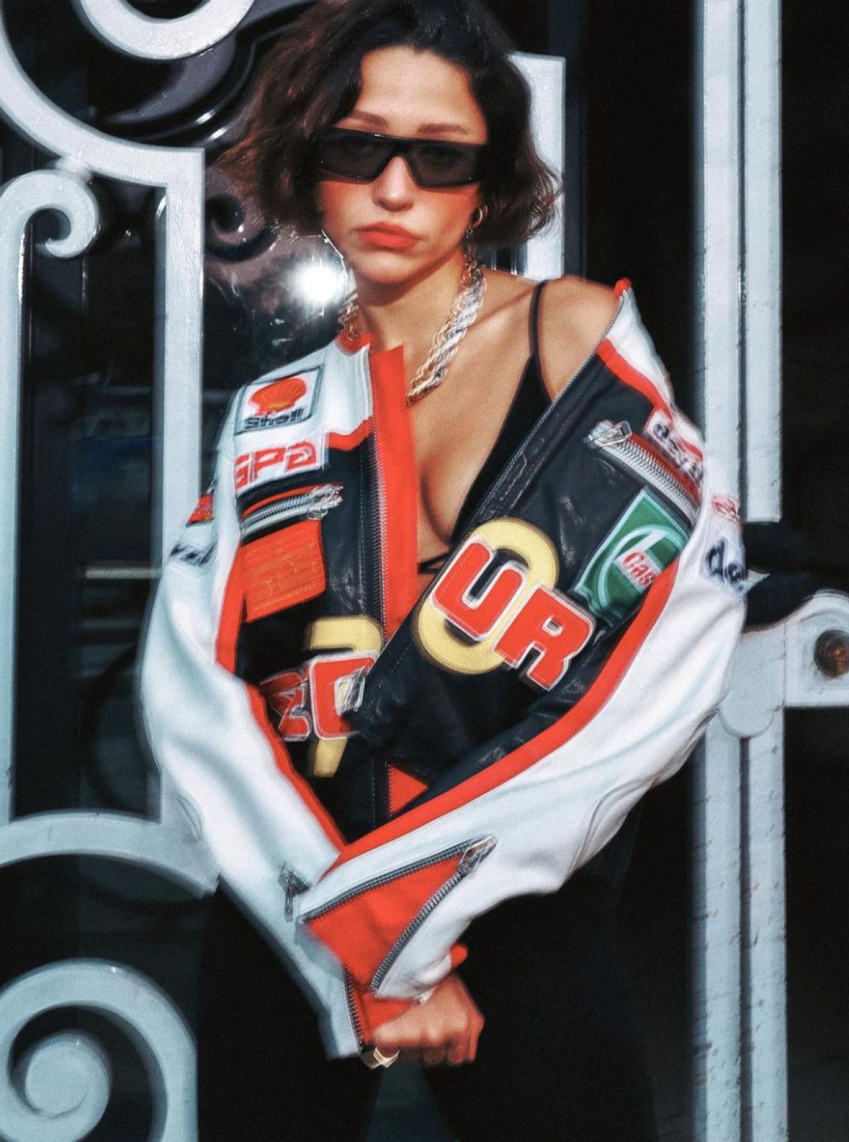 Zeynep Bastık'ın Paris'teki cesur pozları olay yarattı! 'Alev aldı buralar'