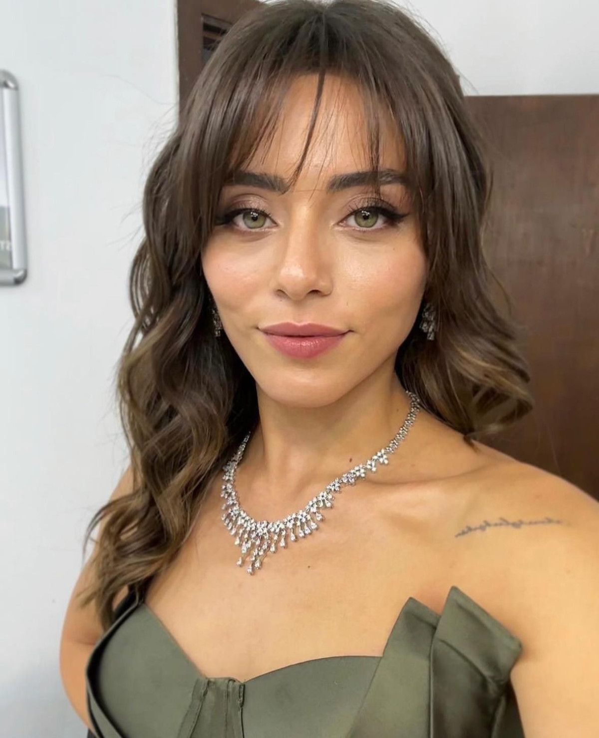 Sıla Türkoğlu yeşil tarzıyla dünyayı kıskandırdı! “Düştük yine güzelliğine”