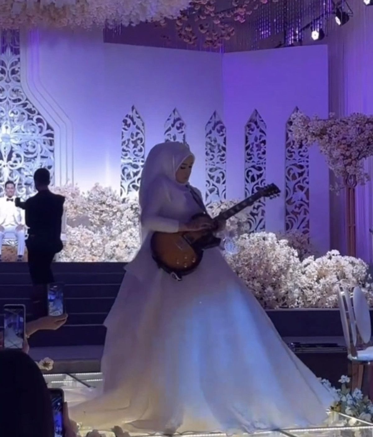 Düğününde eline elektro gitarı aldı: Sahne performansıyla davetlileri şaşırttı