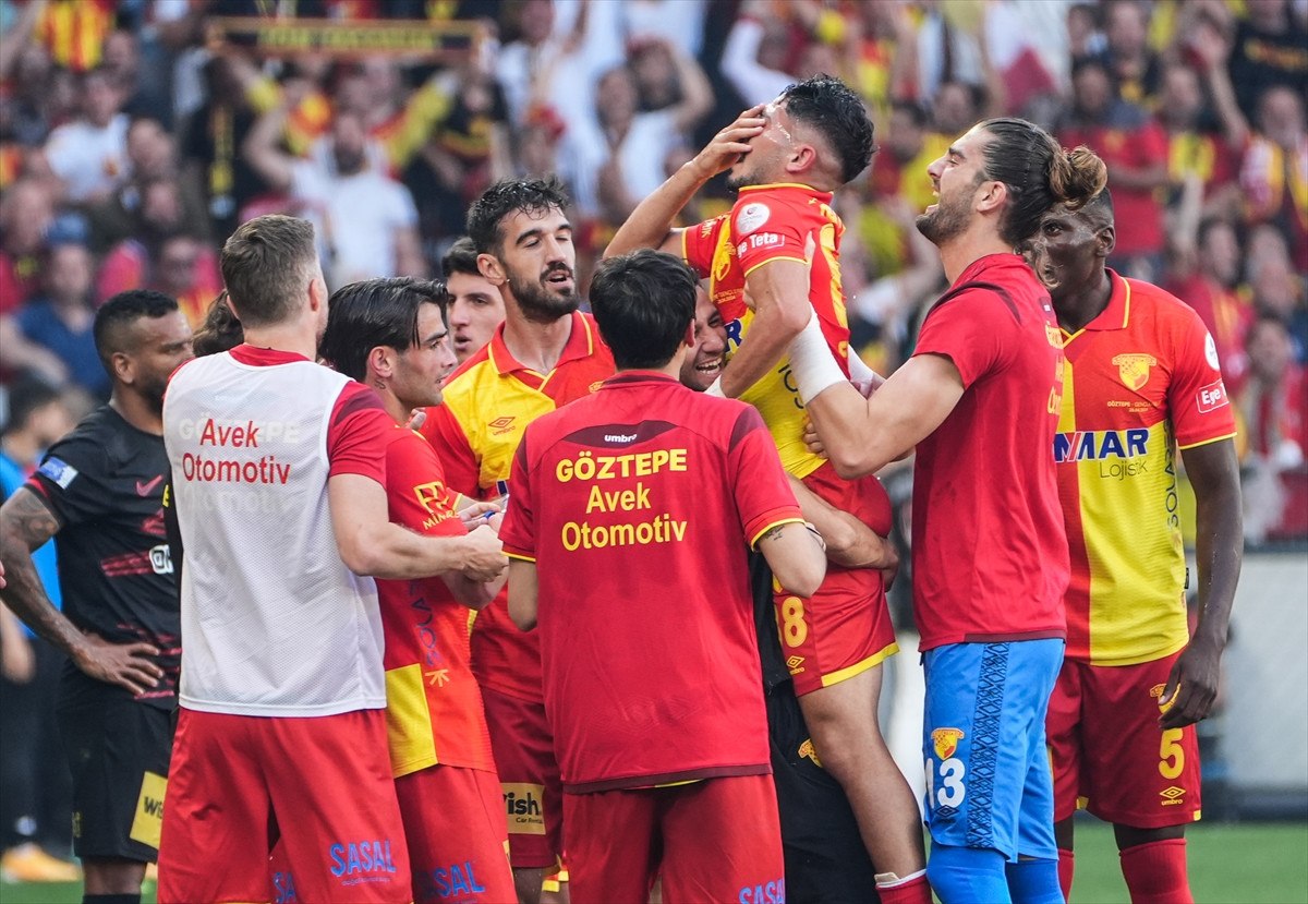 Göztepe, Süper Lig'e yükseldi Göztepe, Süper Lig'e yükseldi