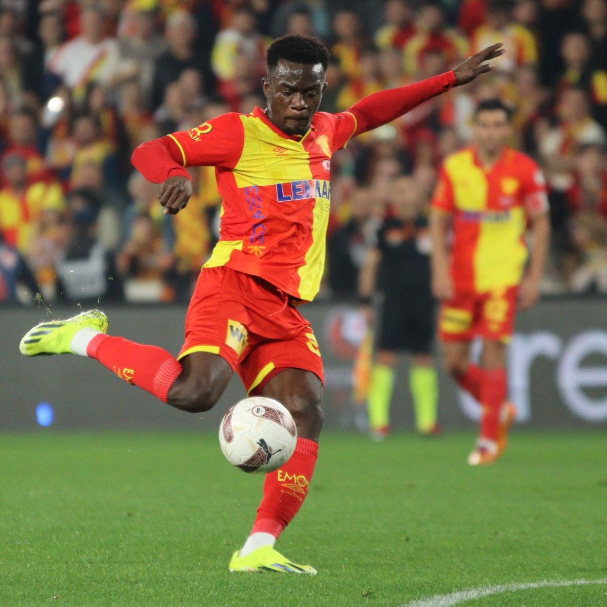 Göztepe, Anthony Dennis'in sözleşmesini yeniledi