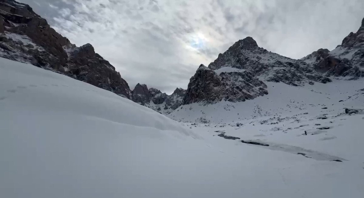 Hakkari'de Cennet ve Cehennem Vadisi karla kaplandı Hakkari'de Cennet ve Cehennem Vadisi karla kaplandı