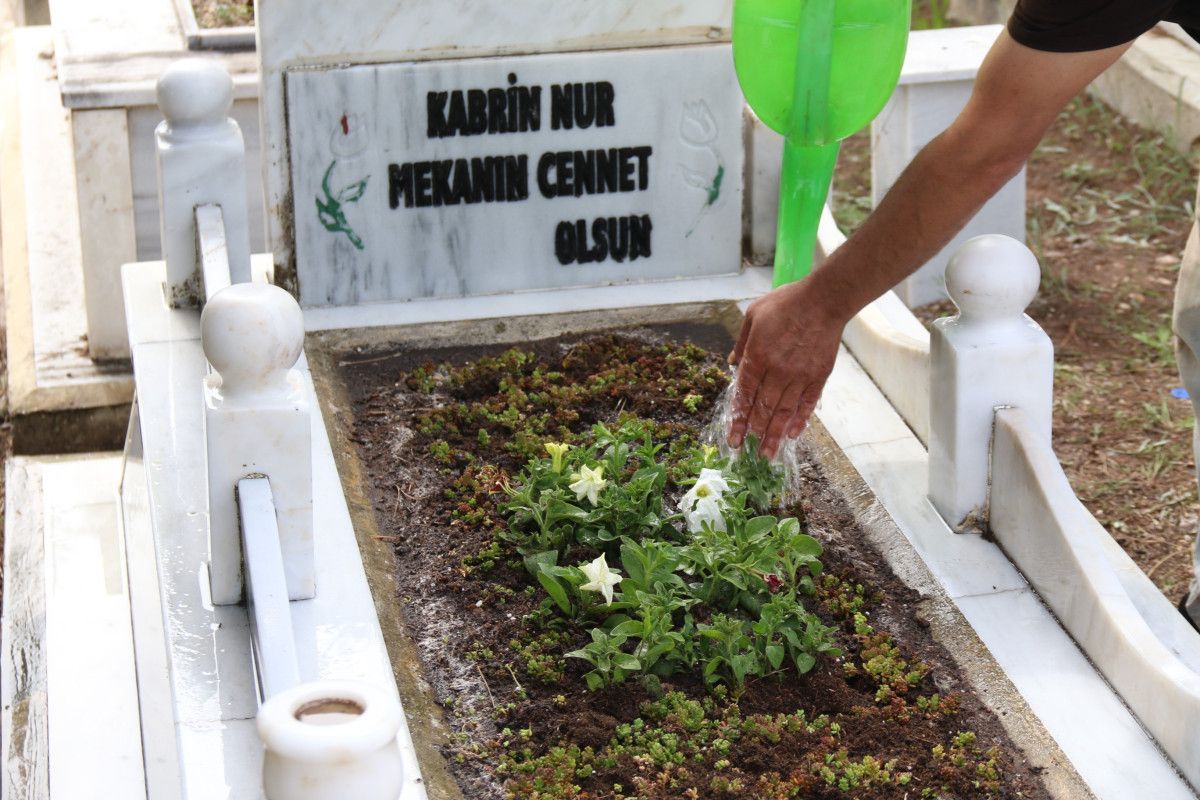 Eskişehir'de 300 mezara gözü gibi bakıyor: Avrupa'dan müşterileri var