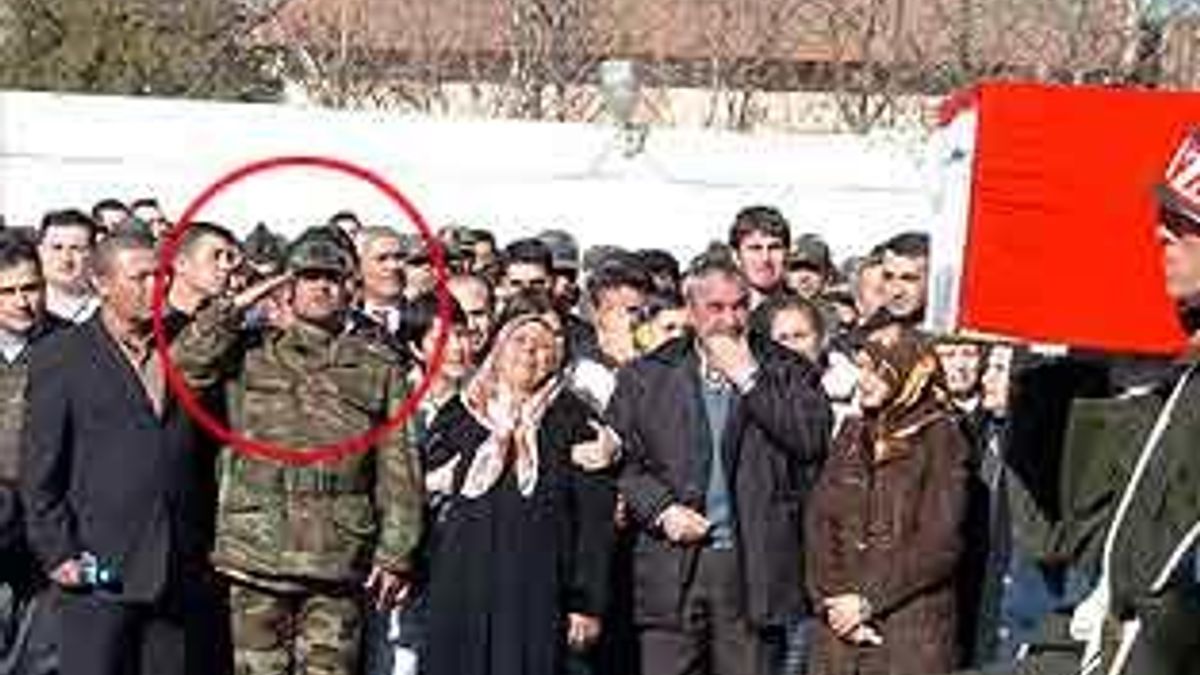 Patlamada eşini ve 2 çocuğunu kaybetti. ASKER SELAMI İLE UĞURLADI