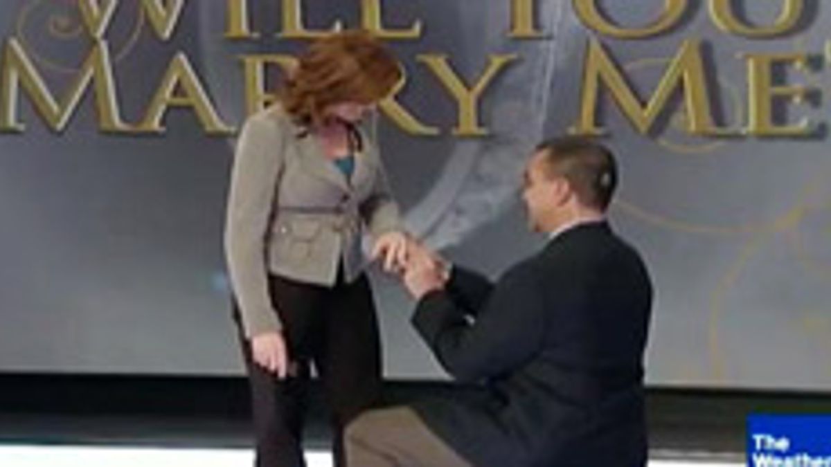 Spikere canlı yayında evlilik teklifi etti-İZLE