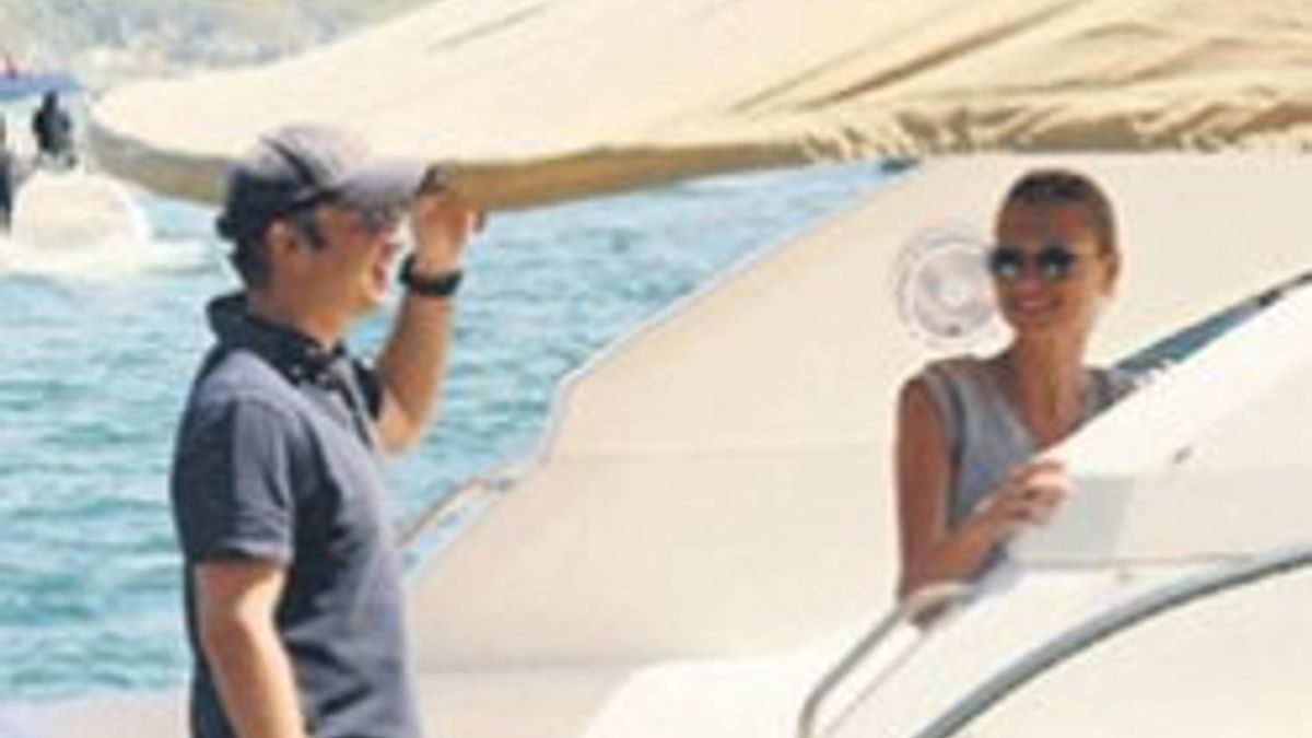 Batu Aksoy sevgilisiyle teknede sobelendi