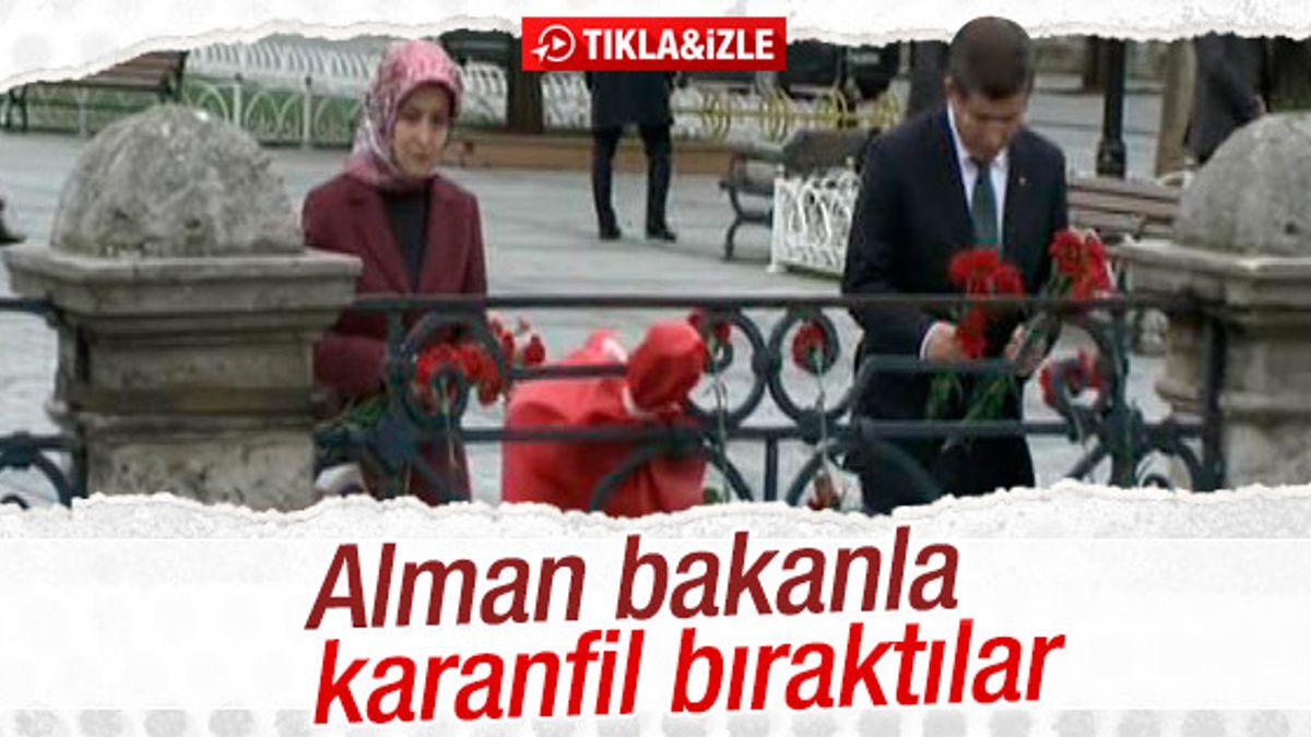 Ahmet Davutoğlu Sultanahmet'te karanfil bıraktı