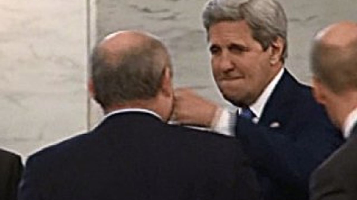 John Kerry'den Feridun Sinirlioğlu'na yumruklu selamlama