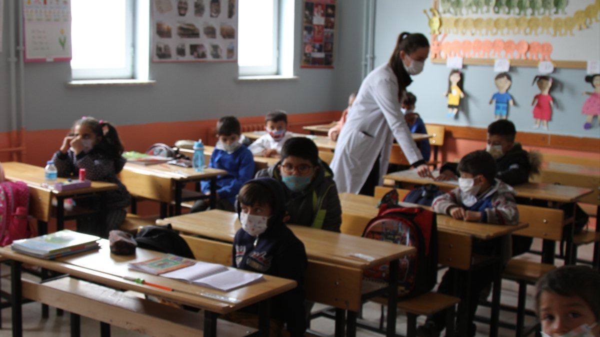 Van'ın Saray ilçesinde ara verilen yüz yüze eğitime başlandı