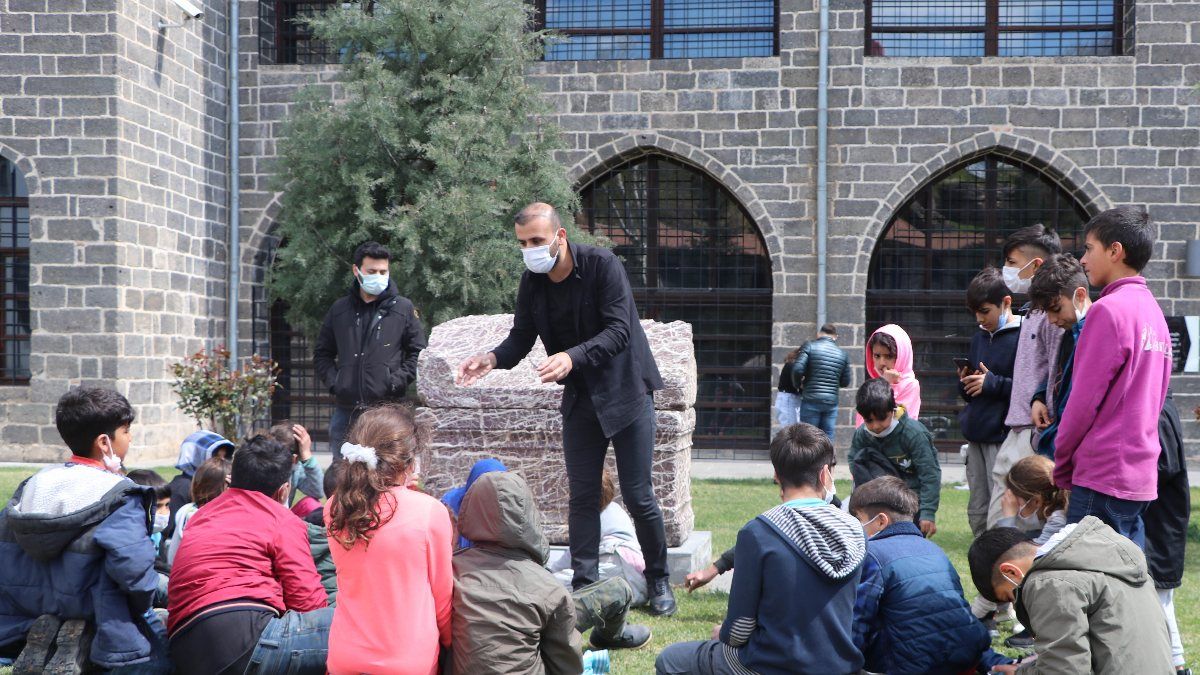 Diyarbakır'ın tarihi yerlerinde simit satan çocuk, arkeolog oldu
