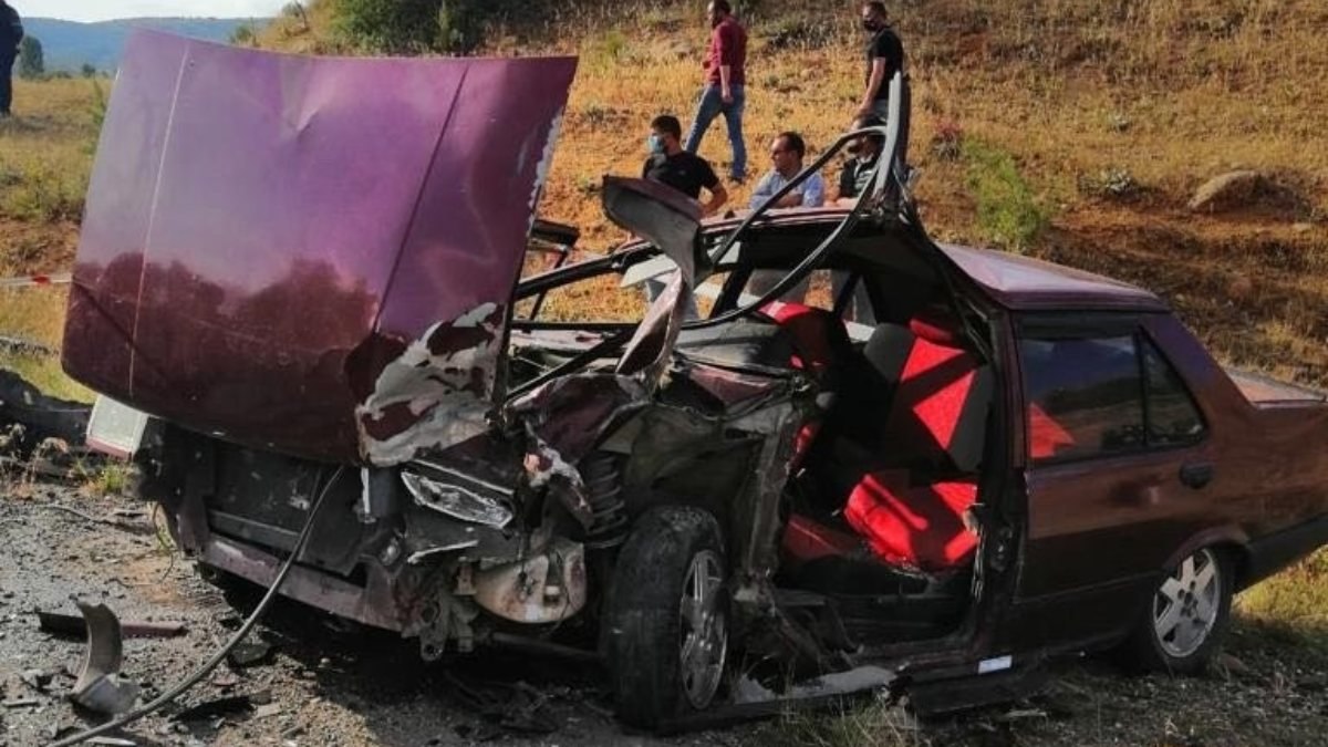 Denizli’de iki otomobil kafa kafaya çarpıştı Denizli’de iki otomobil kafa kafaya çarpıştı