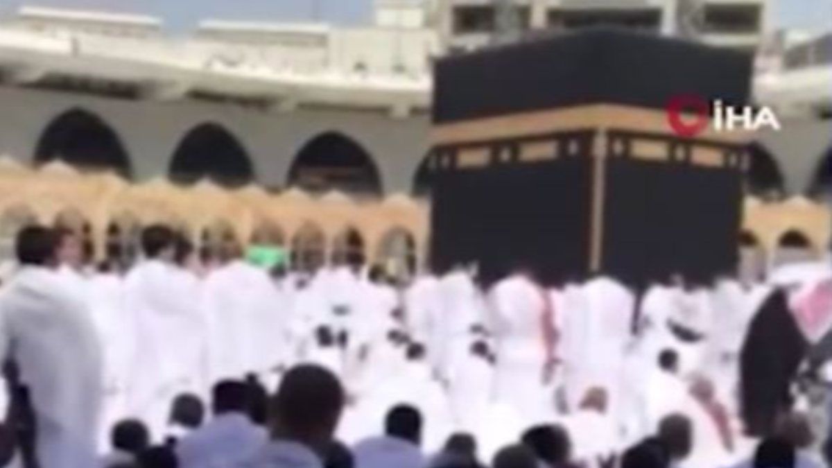 Kabe'de sosyal mesafesiz ilk cuma namazı kılındı