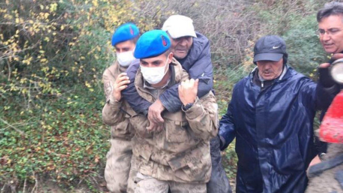 Bursa'da kaybolan yaşlı adam asker sırtında ambulansa taşındı