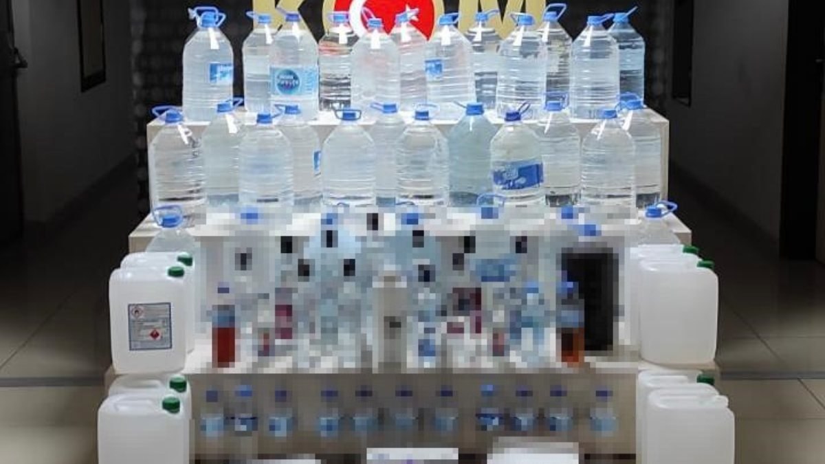 Çorum'da 162 litre sahte rakı ve 5 litre şarap ele geçirildi Çorum'da 162 litre sahte rakı ve 5 litre şarap ele geçirildi