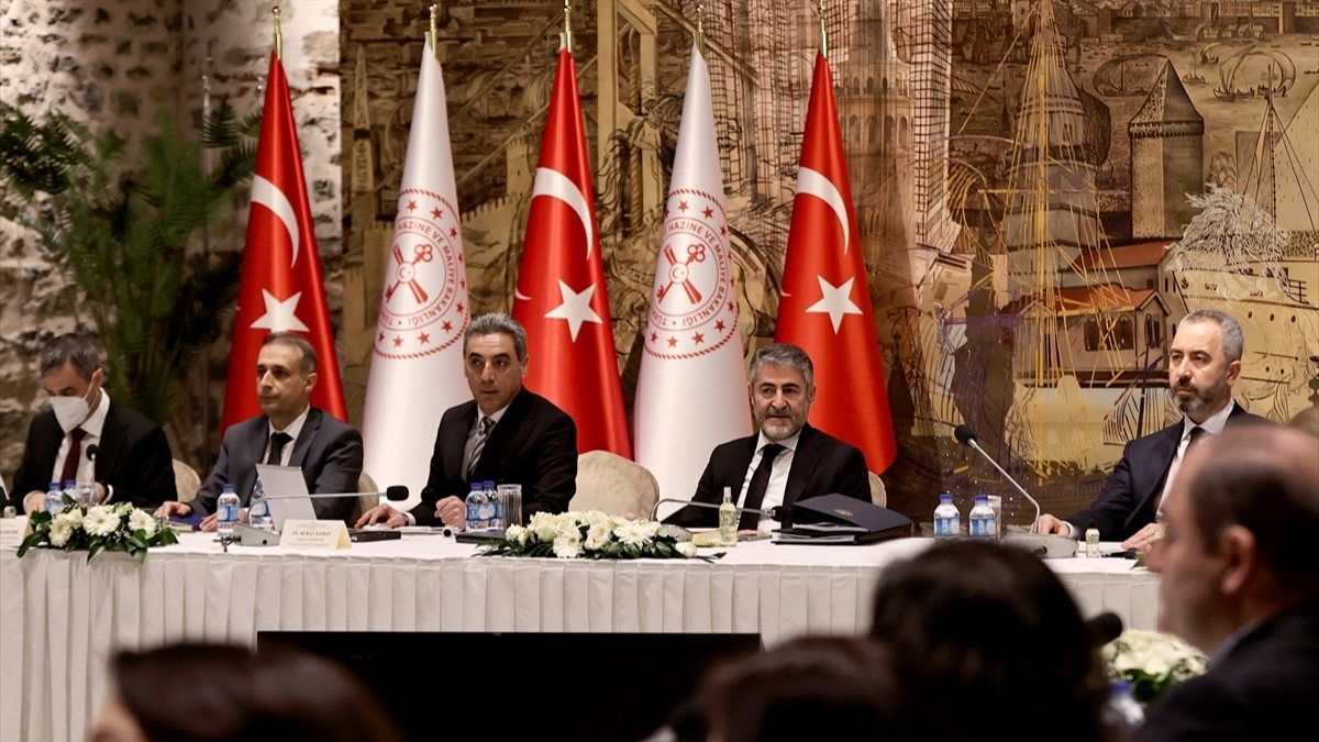 Nureddin Nebati, ekonomist ve akademisyenlerle bir araya geldi