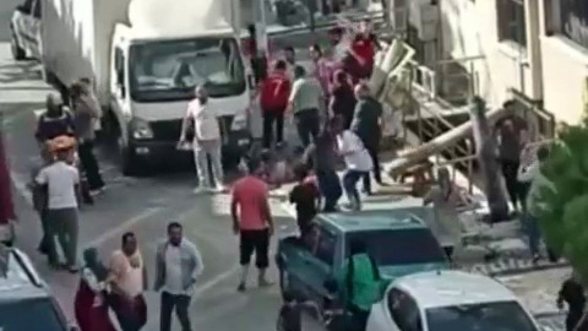 Esenyurt'ta iki kadın arasındaki kavgaya erkekler de dahil oldu Esenyurt'ta iki kadın arasındaki kavgaya erkekler de dahil oldu