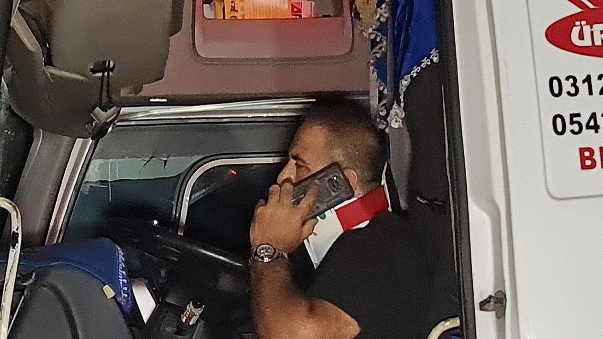 Düzce'de kaza nedeniyle araçta sıkışan sürücü telefonla konuşmaya devam ... Düzce'de kaza nedeniyle araçta sıkışan sürücü telefonla konuşmaya devam ...