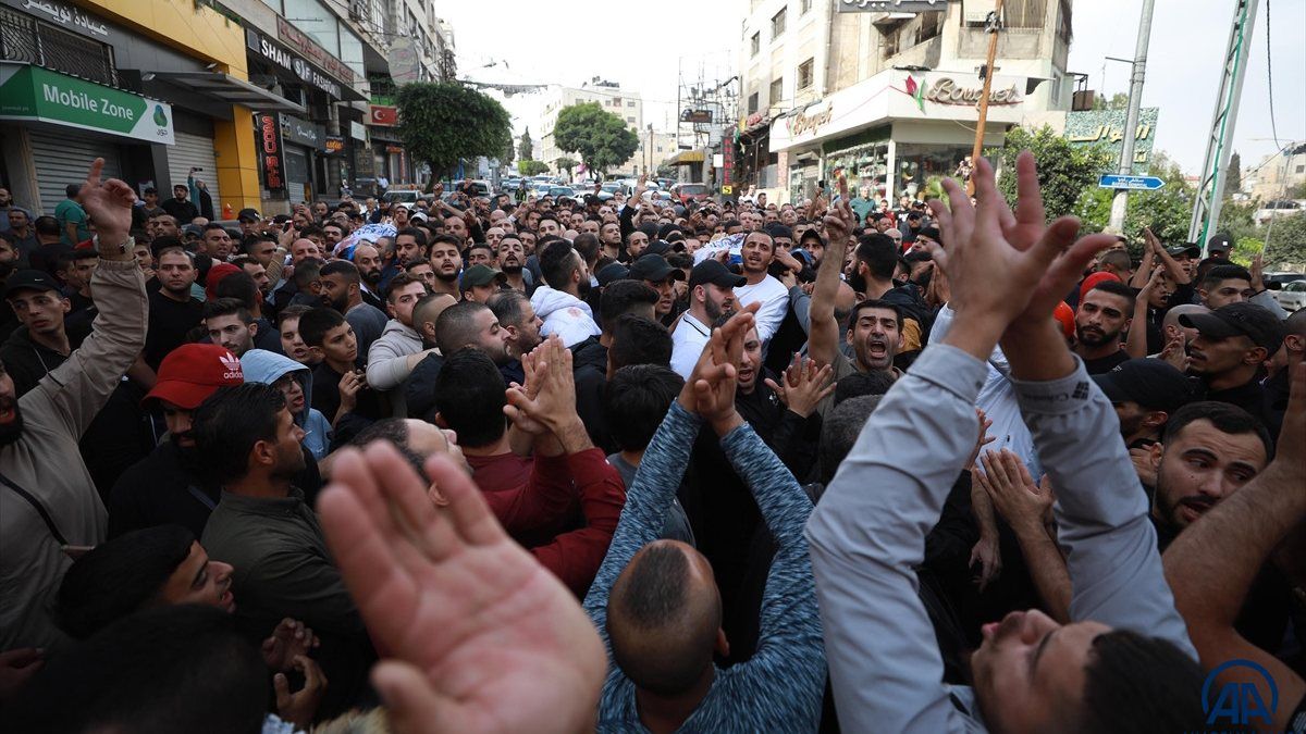 İsrail güçlerince öldürülen 6 Filistinlinin cenazesine on binlerce kişi ...