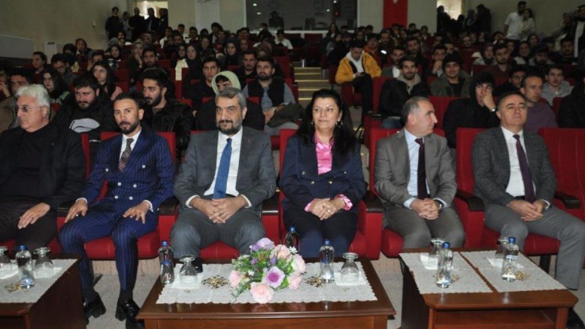 Kars’ta 'Türkiye Yüzyılı' konferansı düzenlendi