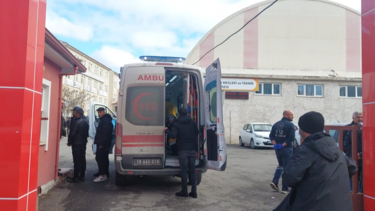 Çorum'da lise öğrencisi okul önünde bıçaklandı Çorum'da lise öğrencisi okul önünde bıçaklandı