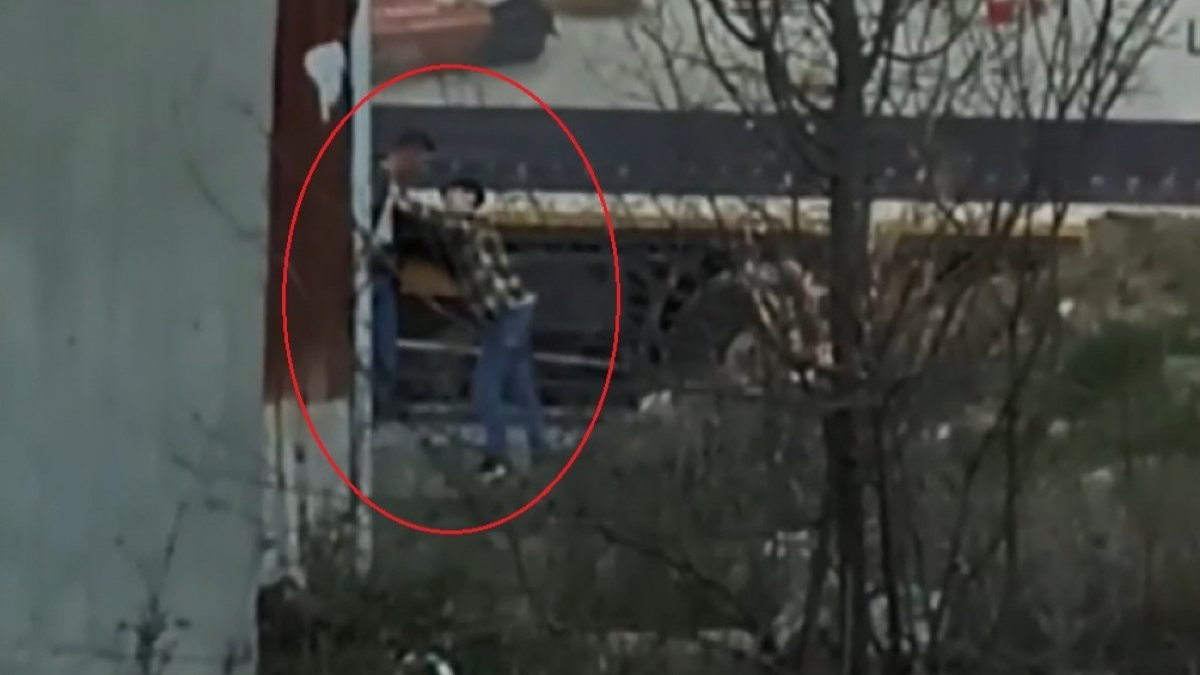 Esenyurt'ta çocuklar silahla havaya ateş açtı Esenyurt'ta çocuklar silahla havaya ateş açtı