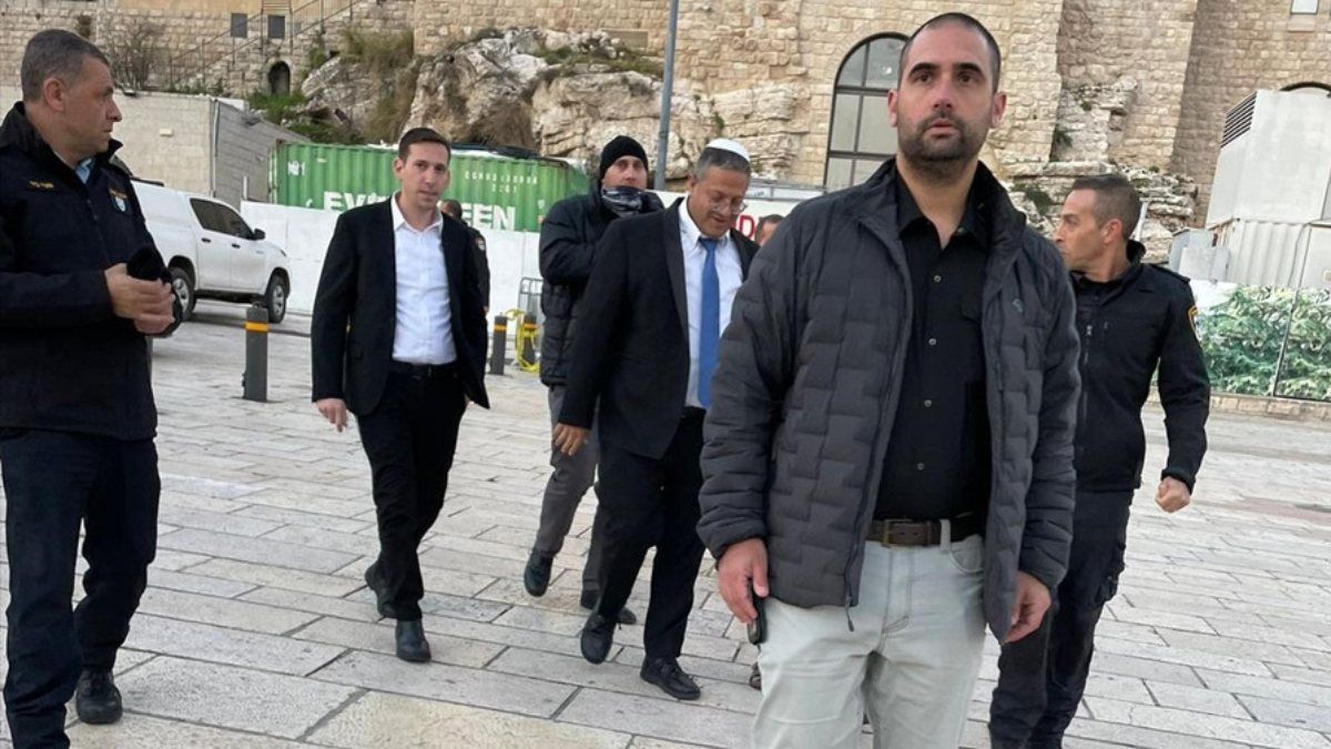 İsrail Ulusal Güvenlik Bakanı Ben-Gvir, Mescid-i Aksa'ya baskın düzenledi İsrail Ulusal Güvenlik Bakanı Ben-Gvir, Mescid-i Aksa'ya baskın düzenledi