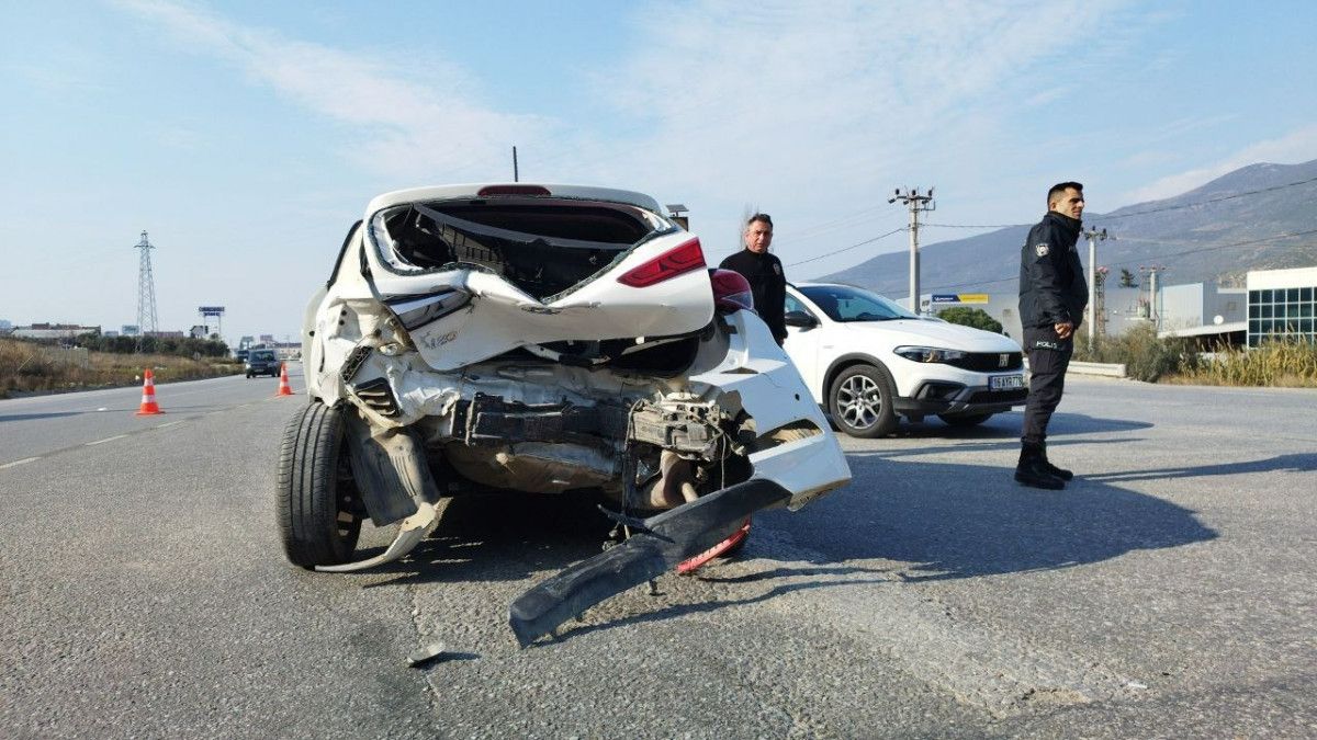 Bursa'da otomobil arkadan çarptı: 3 yaralı