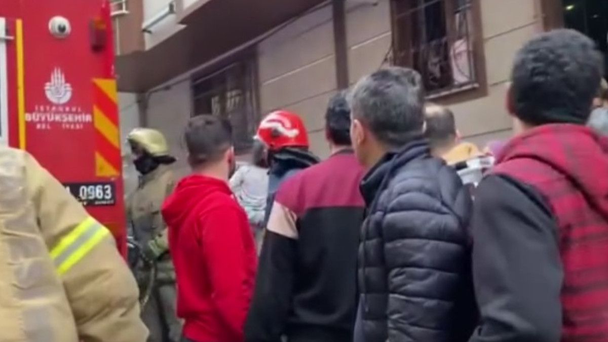 İstanbul'da yanan dairede mahsur kalan çocukları, mahalleli kurtardı İstanbul'da yanan dairede mahsur kalan çocukları, mahalleli kurtardı