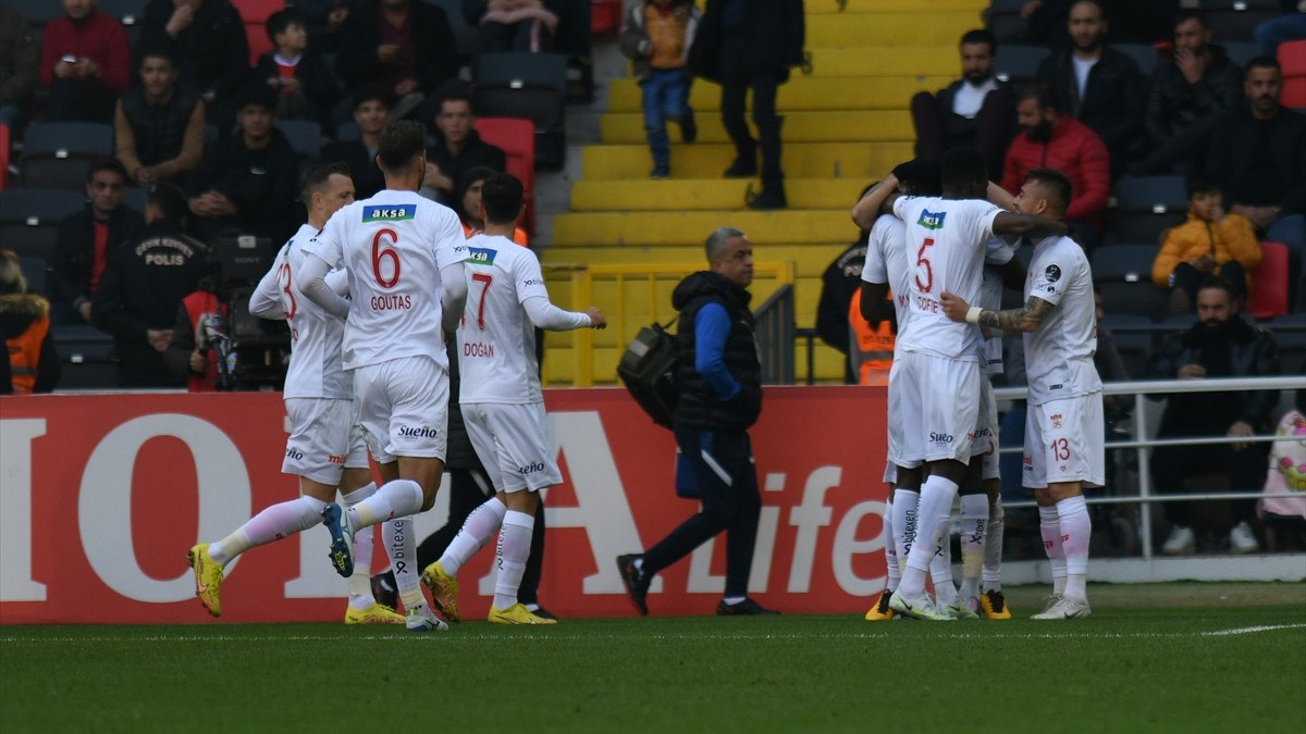 Sivasspor, Gaziantep FK'yı 2 golle geçti Sivasspor, Gaziantep FK'yı 2 golle geçti