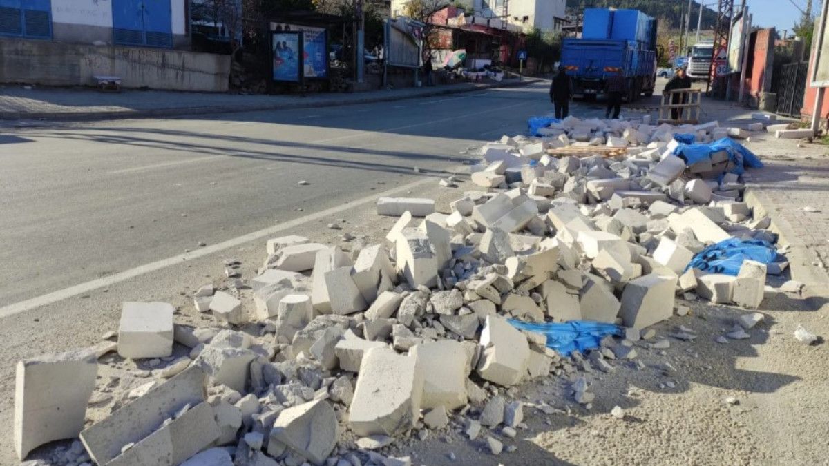 Adana'da seyir halindeki kamyonun yük halatı koptu