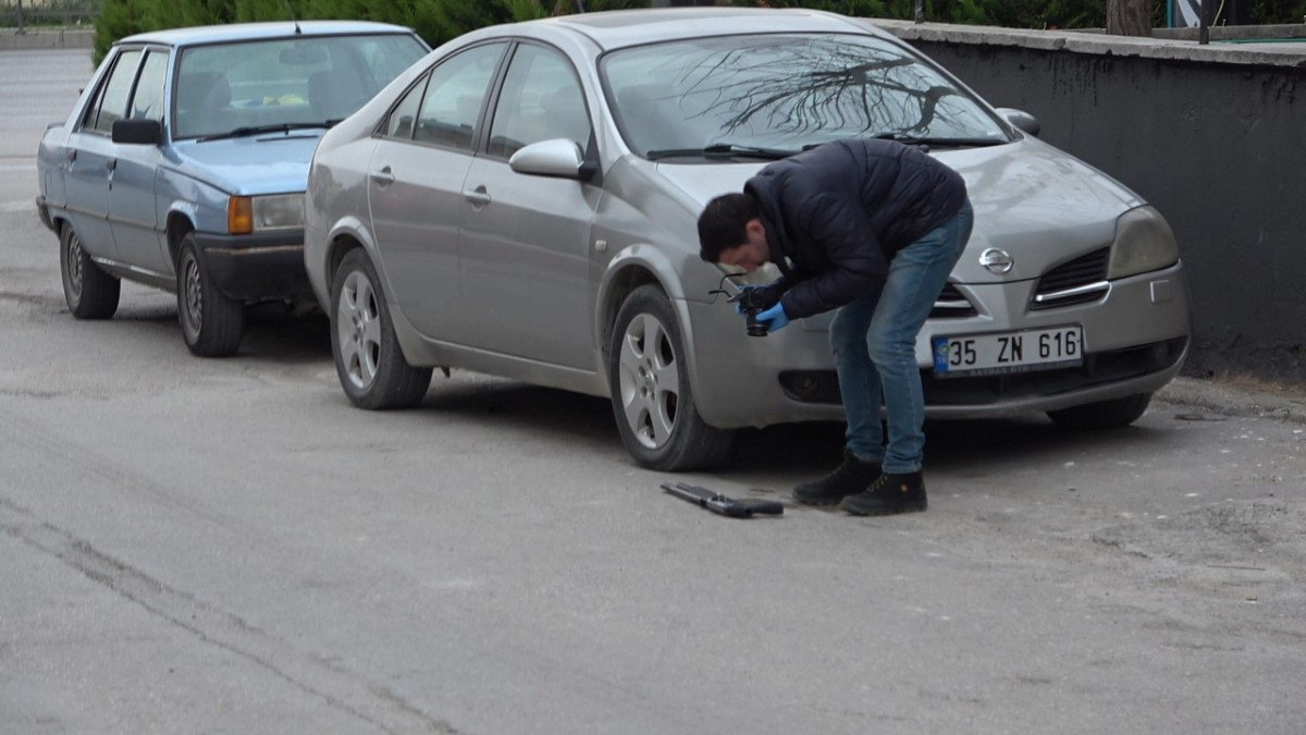 Denizli'de polisten kaçan şüphelilerin aracından uzun namlulu silah düştü Denizli'de polisten kaçan şüphelilerin aracından uzun namlulu silah düştü