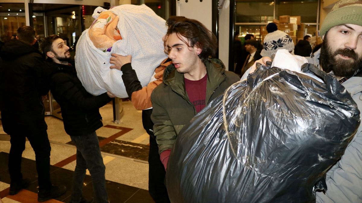 Karadeniz'den deprem bölgesine yardımlar sürüyor Karadeniz'den deprem bölgesine yardımlar sürüyor