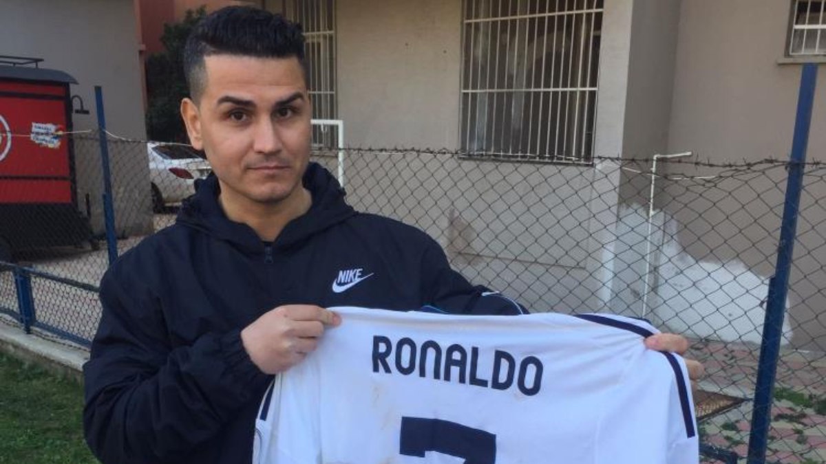 Adanalı Ronaldo formalarını satışa çıkardı Adanalı Ronaldo formalarını satışa çıkardı