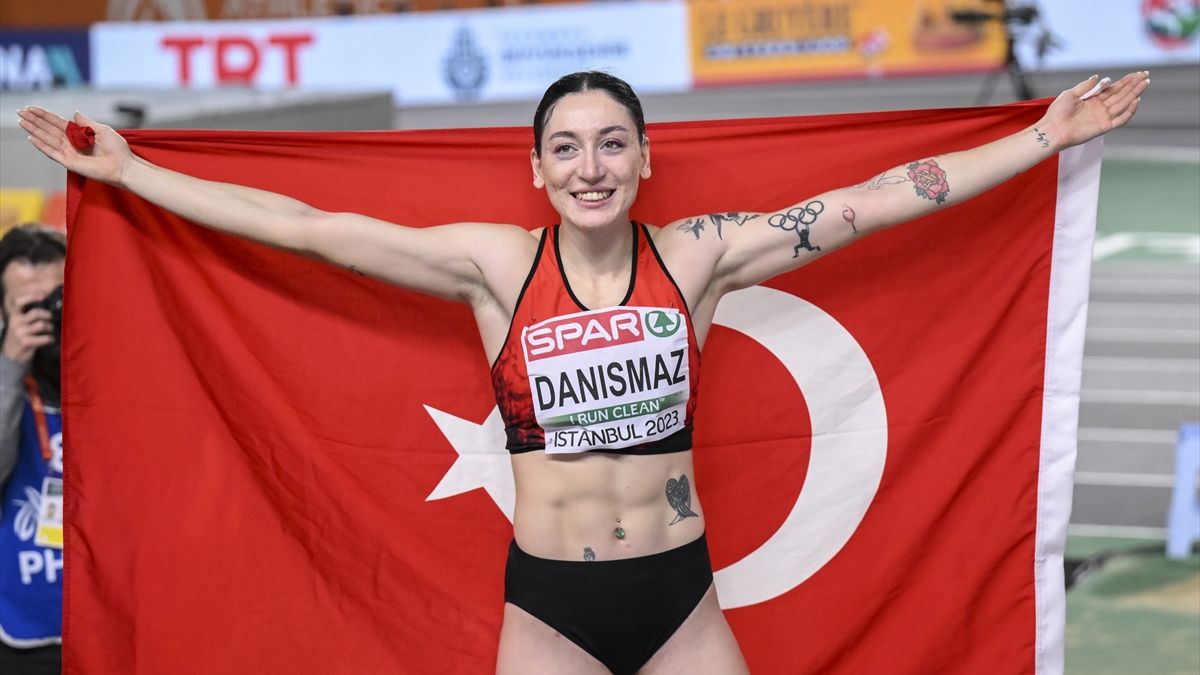 Tuğba Danışmaz, üç adım atlamada altın madalya kazandı