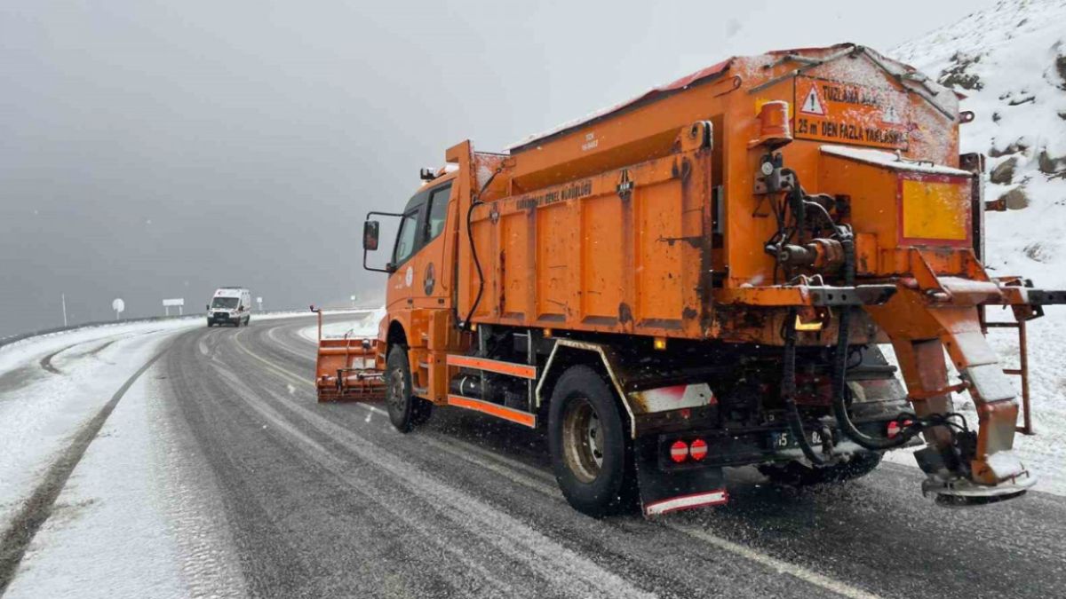 Van'da kar kalınlığı 20 santimetreye ulaştı Van'da kar kalınlığı 20 santimetreye ulaştı