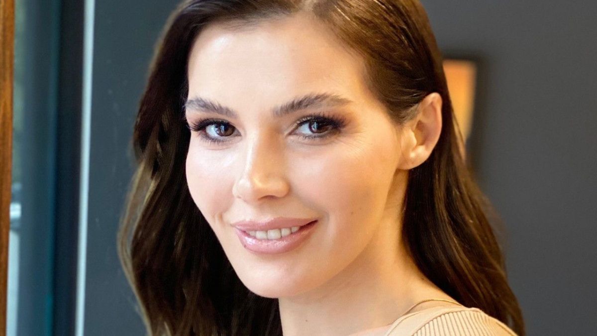 Kurtlar Vadisi'nin Ebru'su Hatice Şendil güzelliğiyle büyüledi! 'Duru güzellik'