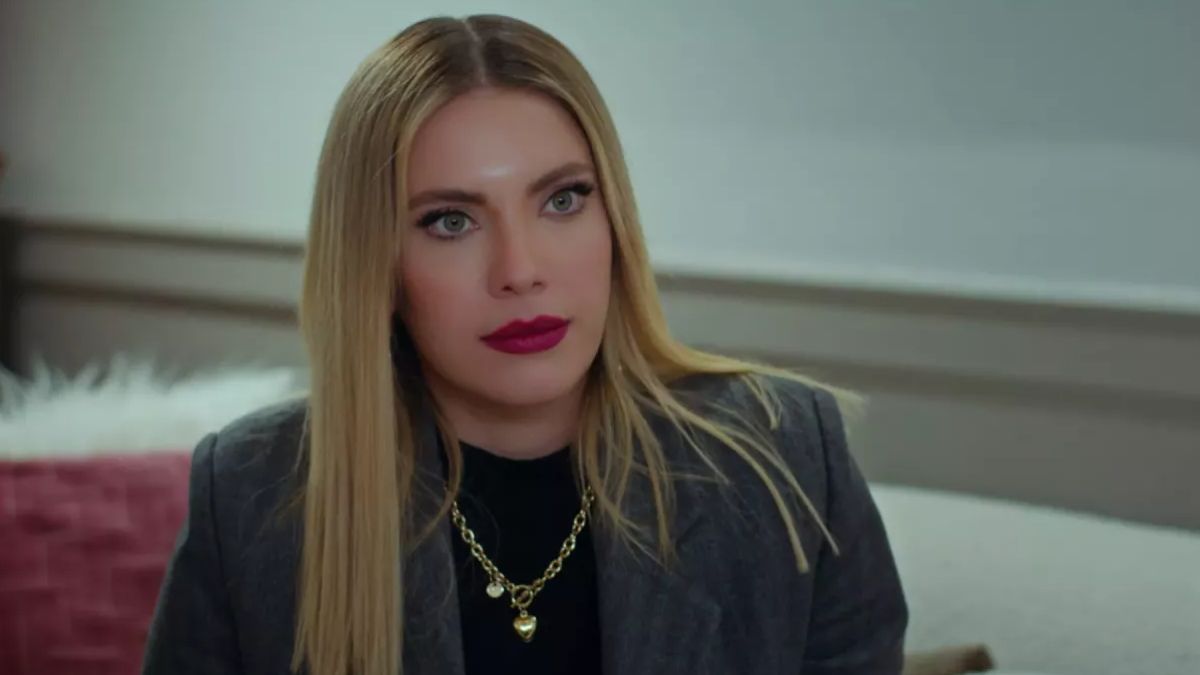 Eda Ece'dan ayna pozları! "Dekolte konuşuyor"