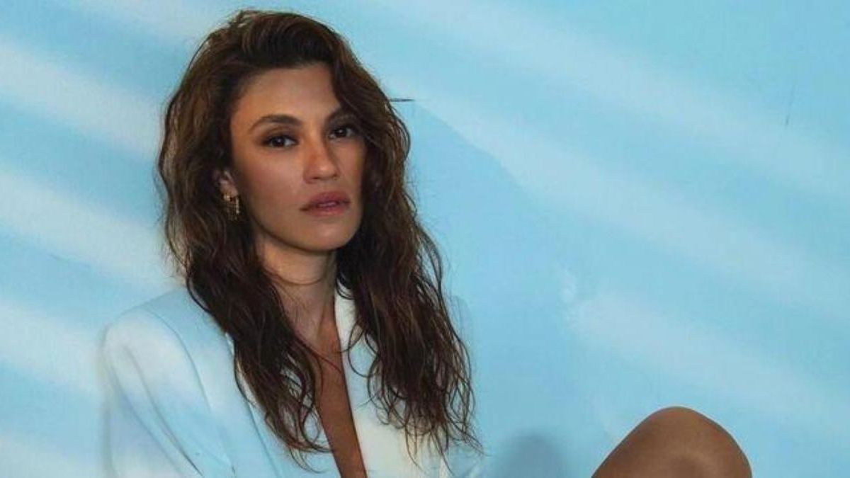 Yüsra Geyik gömleğinin düğmelerini açtı, manzaraya yorum yağdı! "Seni ...