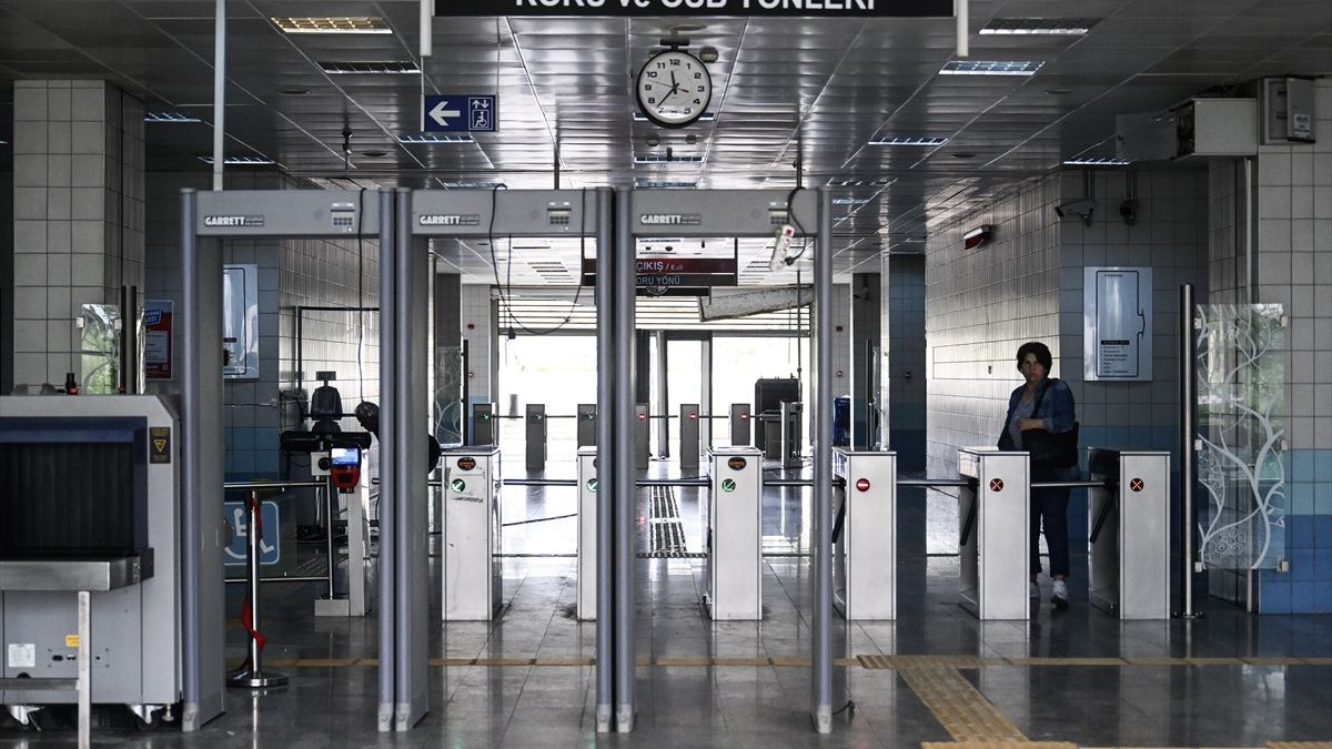 Ankara'da yağış nedeniyle su basan metro istasyonları kullanıma açıldı Ankara'da yağış nedeniyle su basan metro istasyonları kullanıma açıldı