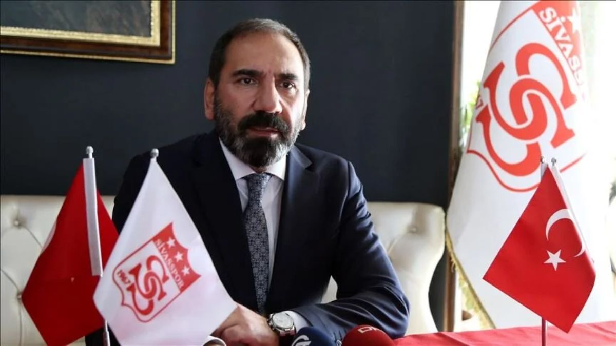 Sivasspor Başkanı Mecnun Otyakmaz, görevini bırakmayı düşünüyor Sivasspor Başkanı Mecnun Otyakmaz, görevini bırakmayı düşünüyor