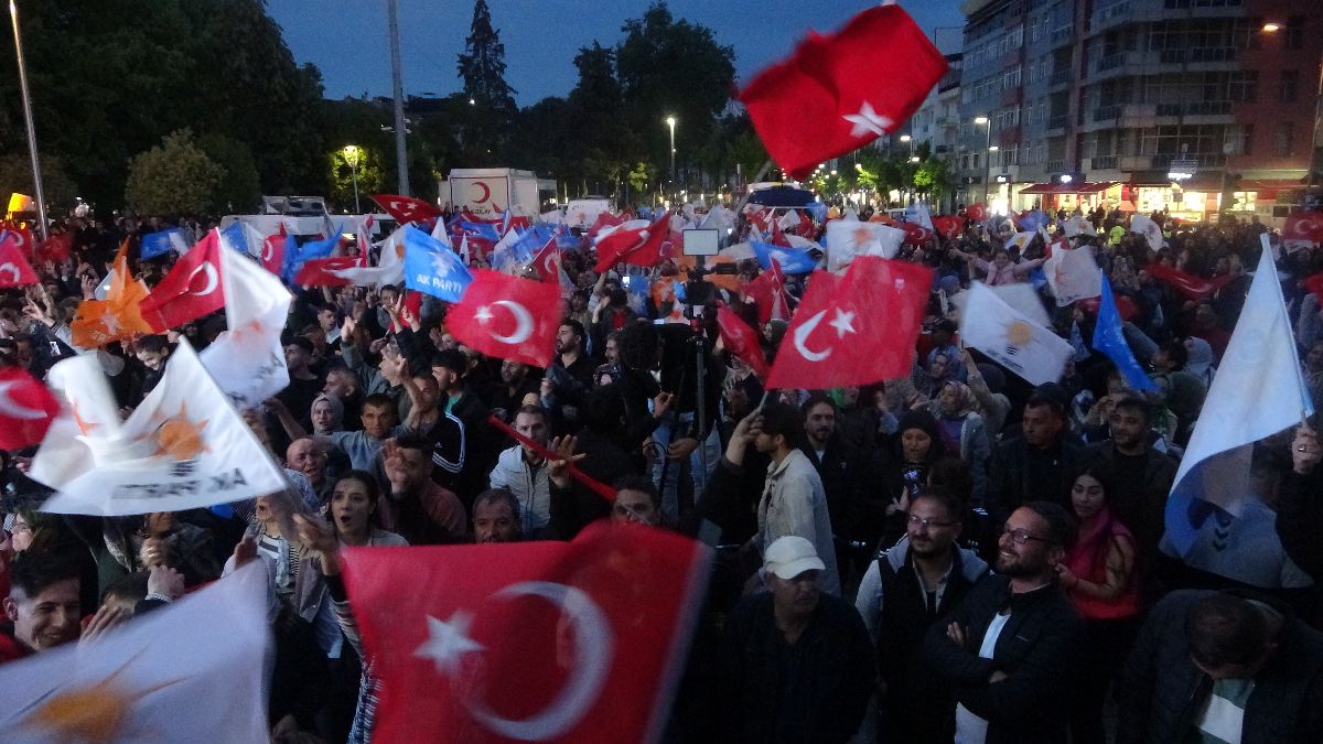 Uşak'ta Cumhurbaşkanı Erdoğan'ın seçim zaferi kutlanıyor