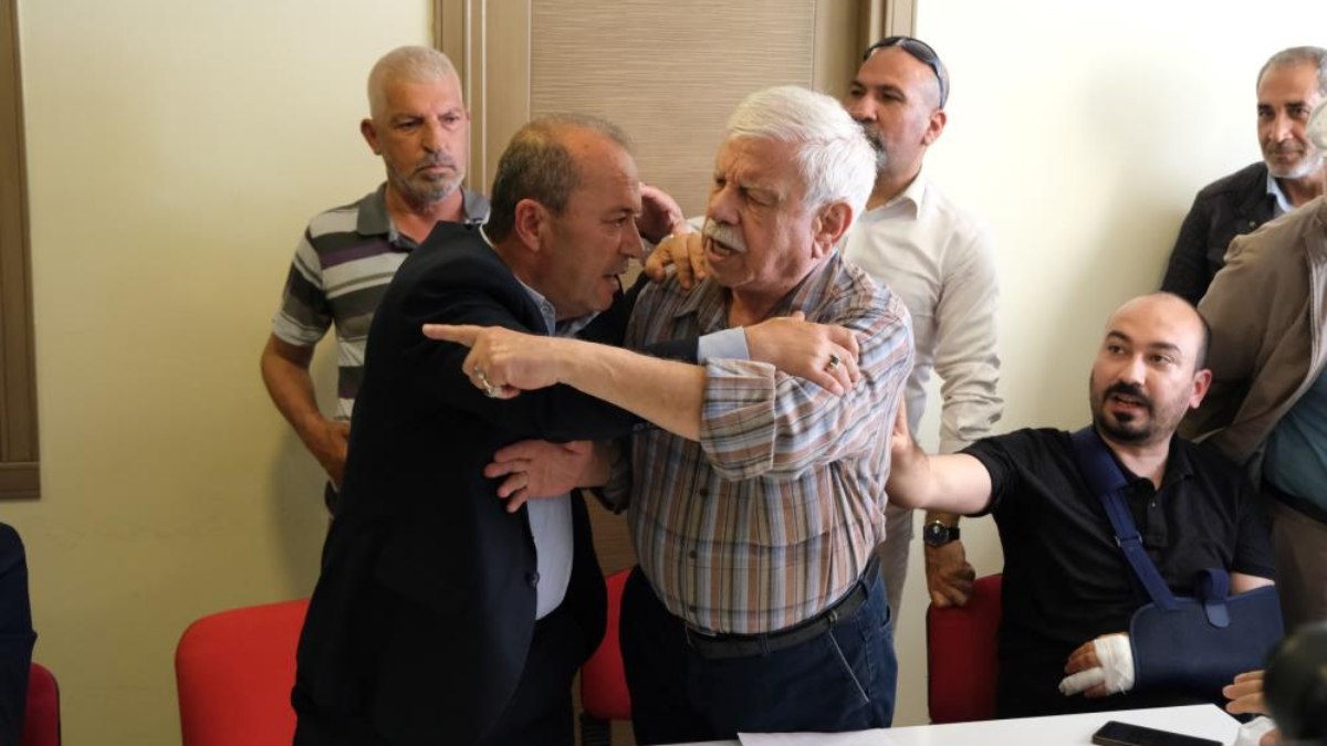 CHP il yönetimlerinde kurultay gerginliği CHP il yönetimlerinde kurultay gerginliği