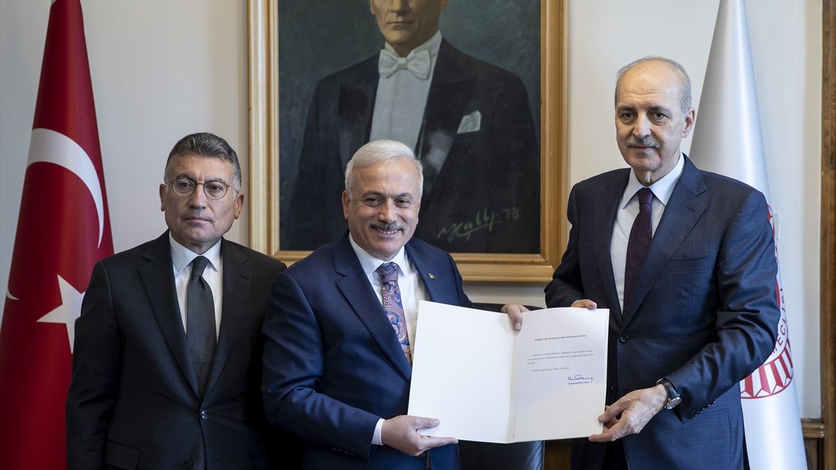 AK Parti'nin TBMM Başkanı adayı Numan Kurtulmuş başvurusunu yaptı AK Parti'nin TBMM Başkanı adayı Numan Kurtulmuş başvurusunu yaptı