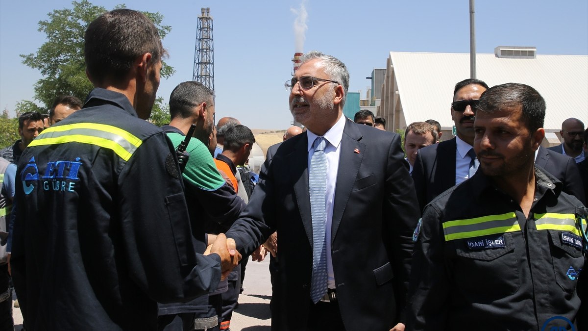 Çalışma ve Sosyal Güvenlik Bakanı Vedat Işıkhan, Mardin'de işçilerle ... Çalışma ve Sosyal Güvenlik Bakanı Vedat Işıkhan, Mardin'de işçilerle ...